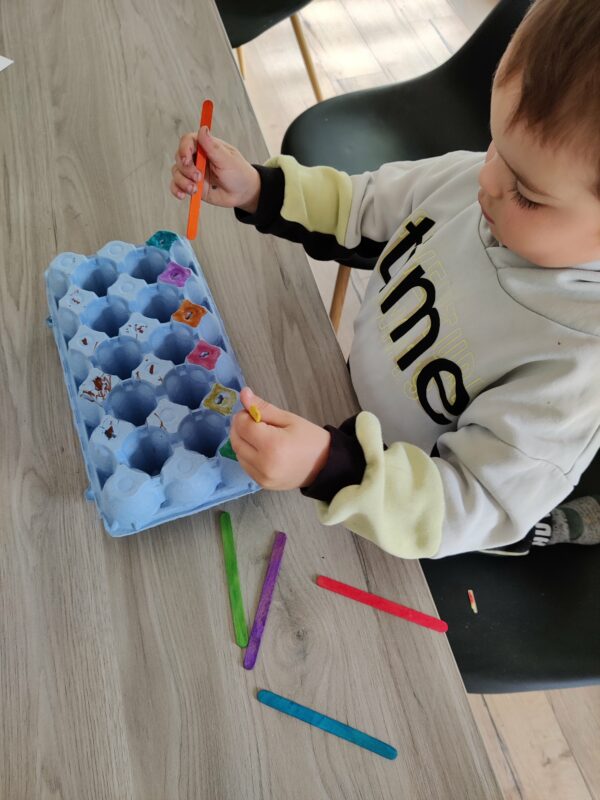 Activité enfant 2 ans à la maison : 25 + idées d'activités